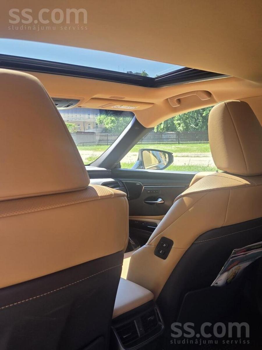 Black Lexus ES 2022 in Riga, with an engine capacity of 2.50 L and mileage of 53 thousand km for 40910 €, photo 8 on AUTOMOTO.COM.LV