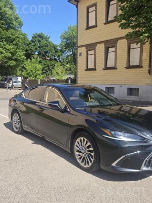 Black Lexus ES 2022 in Riga, with an engine capacity of 2.50 L and mileage of 53 thousand km for 40888 €, photo 4 on AUTOMOTO.COM.LV
