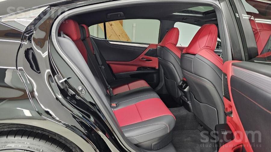 Melns Lexus ES 2022 Tallina, ar dzinēja tilpumu 2.50 L un nobraukumu 42 tūkst. km par 41995 €, foto 14 vietnē AUTOMOTO.COM.LV