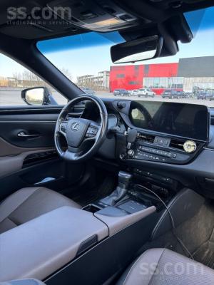 Black Lexus ES 2022 in Riga, with an engine capacity of 2.50 L and mileage of 73 thousand km for 34900 €, photo 3 on AUTOMOTO.COM.LV