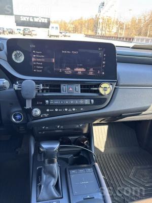Black Lexus ES 2022 in Riga, with an engine capacity of 2.50 L and mileage of 73 thousand km for 34900 €, photo 4 on AUTOMOTO.COM.LV
