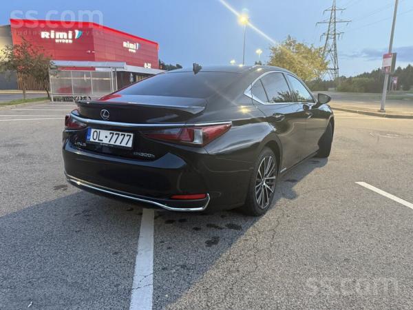 Black Lexus ES 2022 in Riga, with an engine capacity of 2.50 L and mileage of 39 thousand km for 36800 €, photo 4 on AUTOMOTO.COM.LV