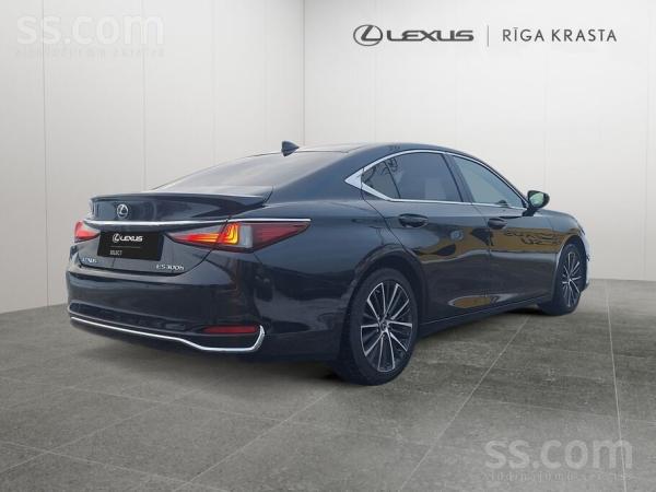 Melns Lexus ES 2024 Rīga, ar dzinēja tilpumu 2.00 L un nobraukumu 42 tūkst. km par 36000 €, foto 2 vietnē AUTOMOTO.COM.LV