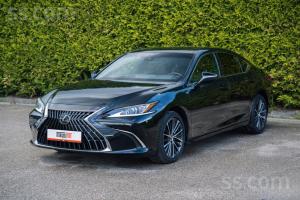 Melns Lexus ES 2024 Rīga, ar dzinēja tilpumu 2.50 L un nobraukumu 29 tūkst. km par 37400 €, foto  vietnē AUTOMOTO.COM.LV