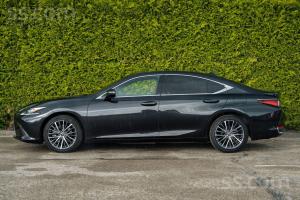 Melns Lexus ES 2024 Rīga, ar dzinēja tilpumu 2.50 L un nobraukumu 29 tūkst. km par 37400 €, foto 10 vietnē AUTOMOTO.COM.LV