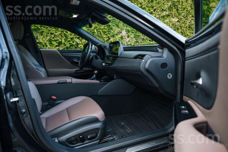 Melns Lexus ES 2024 Rīga, ar dzinēja tilpumu 2.50 L un nobraukumu 29 tūkst. km par 37400 €, foto 14 vietnē AUTOMOTO.COM.LV