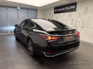 Melns Lexus ES 2025 Tallina, ar dzinēja tilpumu 2.50 L un nobraukumu 26 tūkst. km par 46900 €, foto 2 vietnē AUTOMOTO.COM.LV