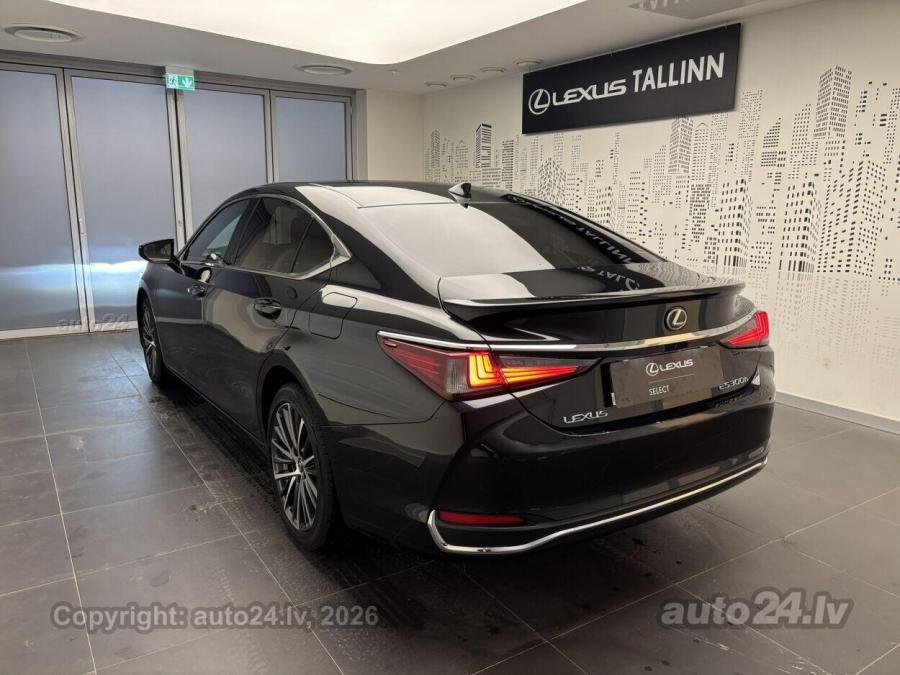 Melns Lexus ES 2025 Tallina, ar dzinēja tilpumu 2.50 L un nobraukumu 26 tūkst. km par 46900 €, foto 2 vietnē AUTOMOTO.COM.LV