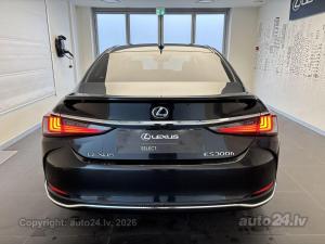Melns Lexus ES 2025 Tallina, ar dzinēja tilpumu 2.50 L un nobraukumu 26 tūkst. km par 46900 €, foto 3 vietnē AUTOMOTO.COM.LV