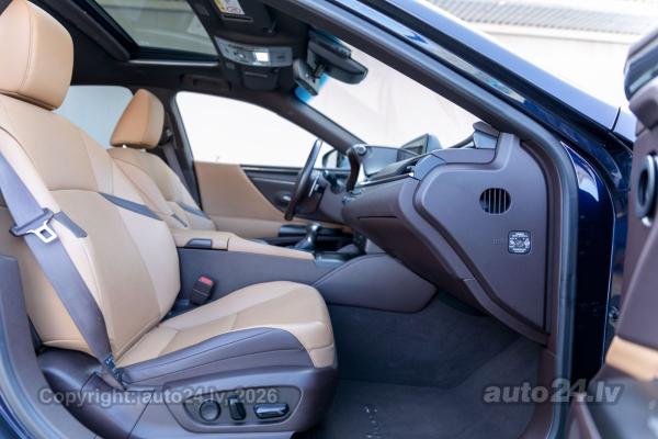 Blue Lexus ES 2019 in Tallinn, with an engine capacity of 2.50 L and mileage of 106 thousand km for 25900 €, photo 7 on AUTOMOTO.COM.LV