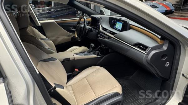Lexus ES 2019 in Riga, with an engine capacity of 2.50 L and mileage of 81 thousand km for 28490 €, photo 10 on AUTOMOTO.COM.LV