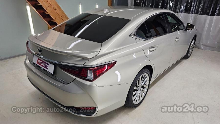Pelēks Lexus ES 2019 Tallina, ar dzinēja tilpumu 2.50 L un nobraukumu 30 tūkst. km par 36999 €, foto 5 vietnē AUTOMOTO.COM.LV