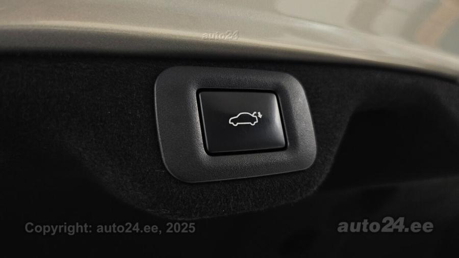 Pelēks Lexus ES 2019 Tallina, ar dzinēja tilpumu 2.50 L un nobraukumu 30 tūkst. km par 36999 €, foto 30 vietnē AUTOMOTO.COM.LV