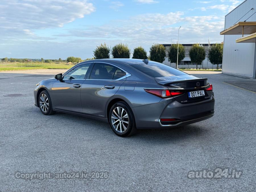 Grey Lexus ES 2020 in Tallinn, with an engine capacity of 2.50 L and mileage of 104 thousand km for 29900 €, photo 4 on AUTOMOTO.COM.LV
