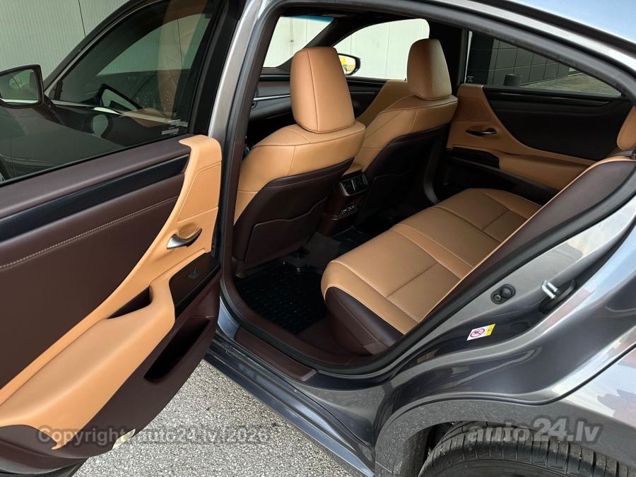 Grey Lexus ES 2020 in Tallinn, with an engine capacity of 2.50 L and mileage of 104 thousand km for 29900 €, photo 11 on AUTOMOTO.COM.LV