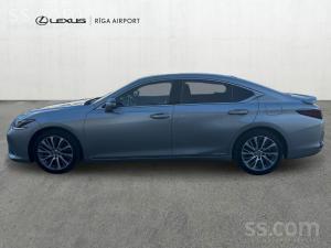 Grey Lexus ES 2021 in Riga, with an engine capacity of 2.50 L and mileage of 71 thousand km for 33000 €, photo 4 on AUTOMOTO.COM.LV