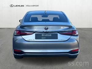 Grey Lexus ES 2021 in Riga, with an engine capacity of 2.50 L and mileage of 71 thousand km for 33000 €, photo 5 on AUTOMOTO.COM.LV