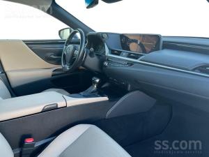 Grey Lexus ES 2021 in Riga, with an engine capacity of 2.50 L and mileage of 71 thousand km for 33000 €, photo 7 on AUTOMOTO.COM.LV