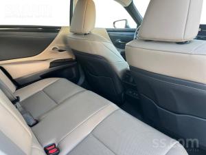 Grey Lexus ES 2021 in Riga, with an engine capacity of 2.50 L and mileage of 71 thousand km for 33000 €, photo 8 on AUTOMOTO.COM.LV