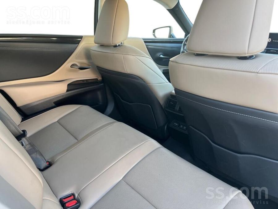 Grey Lexus ES 2021 in Riga, with an engine capacity of 2.50 L and mileage of 71 thousand km for 33000 €, photo 8 on AUTOMOTO.COM.LV
