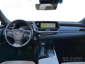 Grey Lexus ES 2021 in Riga, with an engine capacity of 2.50 L and mileage of 71 thousand km for 33000 €, photo 9 on AUTOMOTO.COM.LV