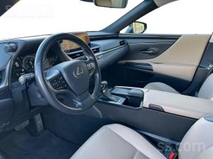 Grey Lexus ES 2021 in Riga, with an engine capacity of 2.50 L and mileage of 71 thousand km for 33000 €, photo 12 on AUTOMOTO.COM.LV