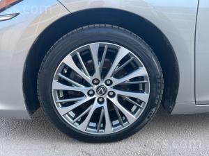 Grey Lexus ES 2021 in Riga, with an engine capacity of 2.50 L and mileage of 71 thousand km for 33000 €, photo 16 on AUTOMOTO.COM.LV