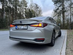 Grey Lexus ES 2021 in Riga, with an engine capacity of 2.50 L and mileage of 102 thousand km for 29900 €, photo 3 on AUTOMOTO.COM.LV