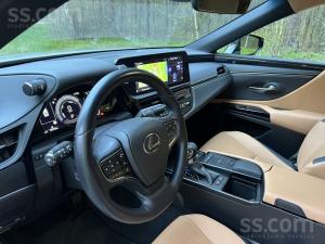 Grey Lexus ES 2021 in Riga, with an engine capacity of 2.50 L and mileage of 102 thousand km for 29900 €, photo 5 on AUTOMOTO.COM.LV
