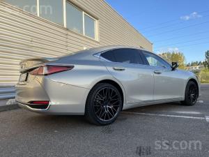 Grey Lexus ES 2021 in Riga, with an engine capacity of 2.50 L and mileage of 102 thousand km for 29900 €, photo 6 on AUTOMOTO.COM.LV