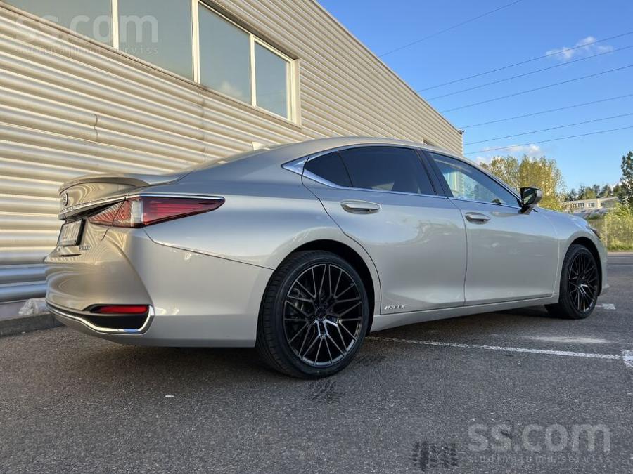 Grey Lexus ES 2021 in Riga, with an engine capacity of 2.50 L and mileage of 102 thousand km for 29900 €, photo 6 on AUTOMOTO.COM.LV
