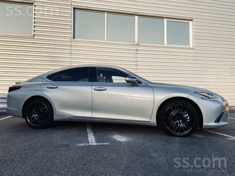 Grey Lexus ES 2021 in Riga, with an engine capacity of 2.50 L and mileage of 102 thousand km for 29900 €, photo 7 on AUTOMOTO.COM.LV