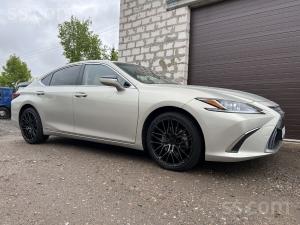 Grey Lexus ES 2021 in Riga, with an engine capacity of 2.50 L and mileage of 102 thousand km for 29900 €, photo 8 on AUTOMOTO.COM.LV