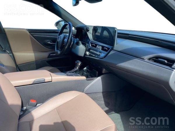 Pelēks Lexus ES 2022 Rīga, ar dzinēja tilpumu 2.50 L un nobraukumu 90 tūkst. km par 34000 €, foto 6 vietnē AUTOMOTO.COM.LV