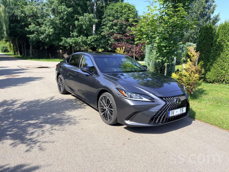 Grey Lexus ES 2022 in Riga, with an engine capacity of 2.50 L and mileage of 92 thousand km for 36500 €, photo 1 on AUTOMOTO.COM.LV