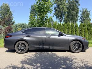 Grey Lexus ES 2022 in Riga, with an engine capacity of 2.50 L and mileage of 92 thousand km for 36500 €, photo 3 on AUTOMOTO.COM.LV