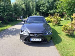 Grey Lexus ES 2022 in Riga, with an engine capacity of 2.50 L and mileage of 92 thousand km for 36500 €, photo 4 on AUTOMOTO.COM.LV