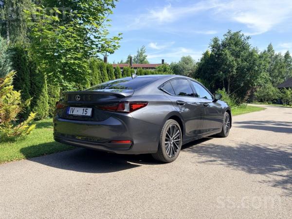 Grey Lexus ES 2022 in Riga, with an engine capacity of 2.50 L and mileage of 92 thousand km for 36500 €, photo 4 on AUTOMOTO.COM.LV