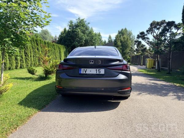 Grey Lexus ES 2022 in Riga, with an engine capacity of 2.50 L and mileage of 92 thousand km for 36500 €, photo 5 on AUTOMOTO.COM.LV
