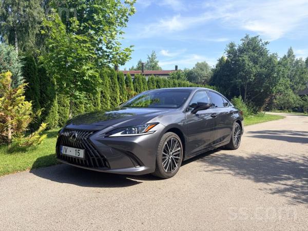 Grey Lexus ES 2022 in Riga, with an engine capacity of 2.50 L and mileage of 92 thousand km for 36500 €, photo 6 on AUTOMOTO.COM.LV