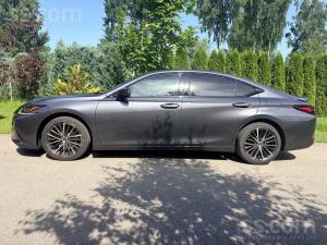 Grey Lexus ES 2022 in Riga, with an engine capacity of 2.50 L and mileage of 92 thousand km for 36500 €, photo 8 on AUTOMOTO.COM.LV