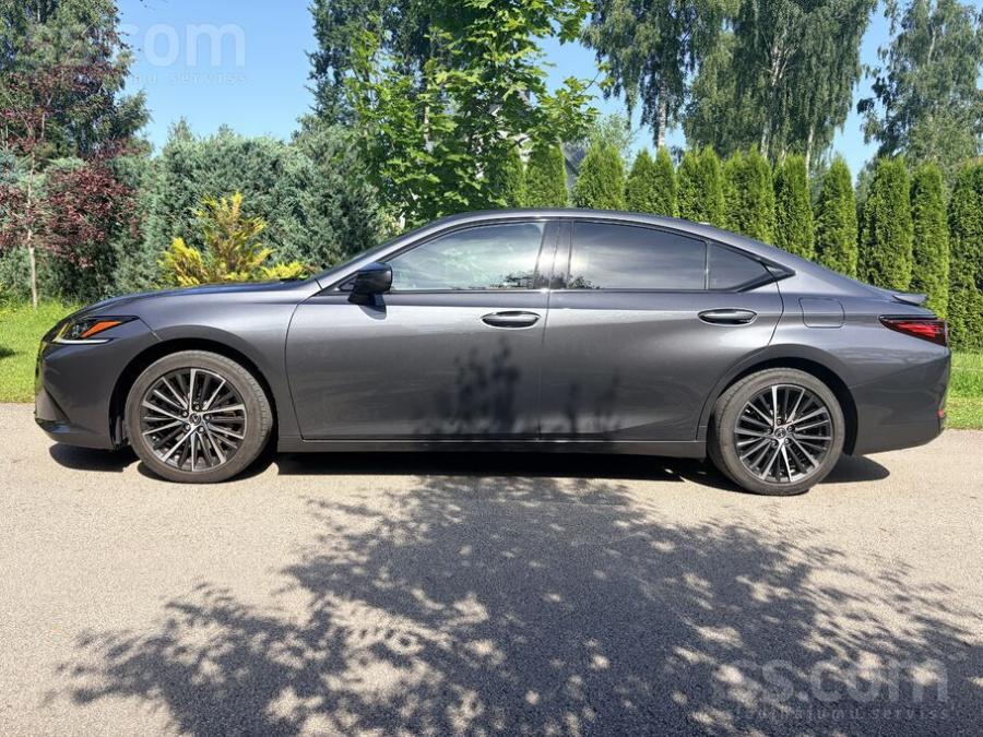 Grey Lexus ES 2022 in Riga, with an engine capacity of 2.50 L and mileage of 92 thousand km for 36500 €, photo 8 on AUTOMOTO.COM.LV