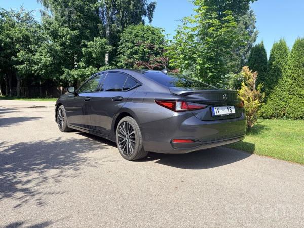Grey Lexus ES 2022 in Riga, with an engine capacity of 2.50 L and mileage of 92 thousand km for 36500 €, photo 8 on AUTOMOTO.COM.LV