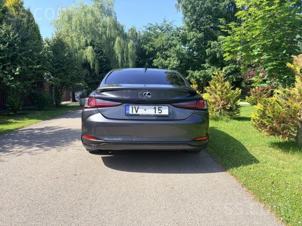 Grey Lexus ES 2022 in Riga, with an engine capacity of 2.50 L and mileage of 92 thousand km for 36500 €, photo 9 on AUTOMOTO.COM.LV