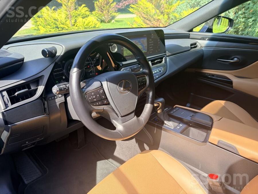 Grey Lexus ES 2022 in Riga, with an engine capacity of 2.50 L and mileage of 92 thousand km for 36500 €, photo 12 on AUTOMOTO.COM.LV