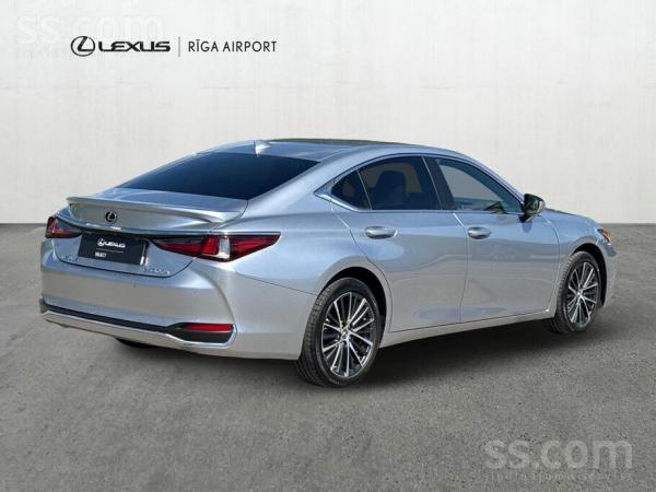 Pelēks Lexus ES 2023 Rīga, ar dzinēja tilpumu 2.50 L un nobraukumu 31 tūkst. km par 39900 €, foto 2 vietnē AUTOMOTO.COM.LV