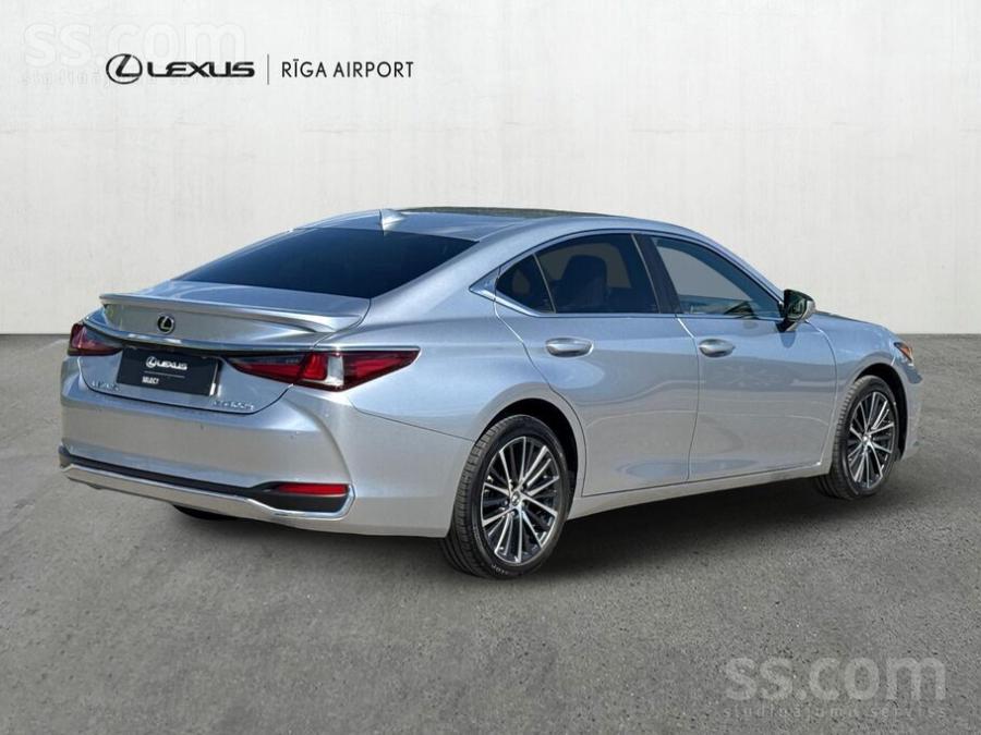 Pelēks Lexus ES 2023 Rīga, ar dzinēja tilpumu 2.50 L un nobraukumu 31 tūkst. km par 39900 €, foto 3 vietnē AUTOMOTO.COM.LV