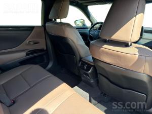 Pelēks Lexus ES 2023 Rīga, ar dzinēja tilpumu 2.50 L un nobraukumu 31 tūkst. km par 39900 €, foto 8 vietnē AUTOMOTO.COM.LV