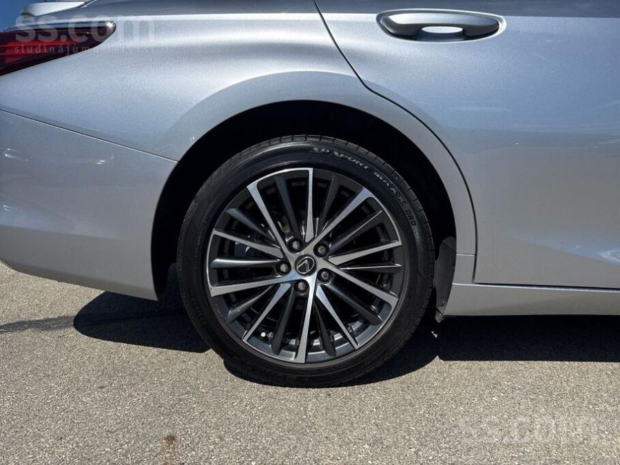 Pelēks Lexus ES 2023 Rīga, ar dzinēja tilpumu 2.50 L un nobraukumu 31 tūkst. km par 39900 €, foto 16 vietnē AUTOMOTO.COM.LV