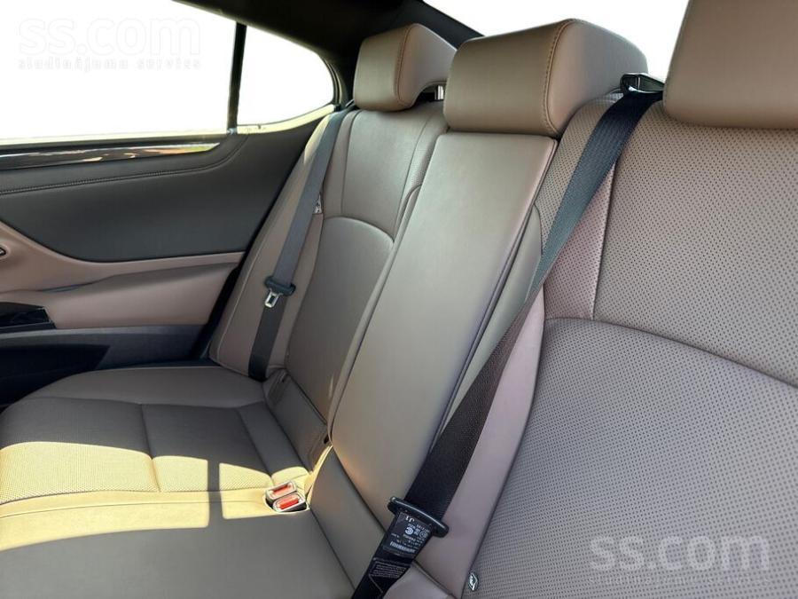 Pelēks Lexus ES 2023 Rīga, ar dzinēja tilpumu 2.50 L un nobraukumu 31 tūkst. km par 39900 €, foto 20 vietnē AUTOMOTO.COM.LV